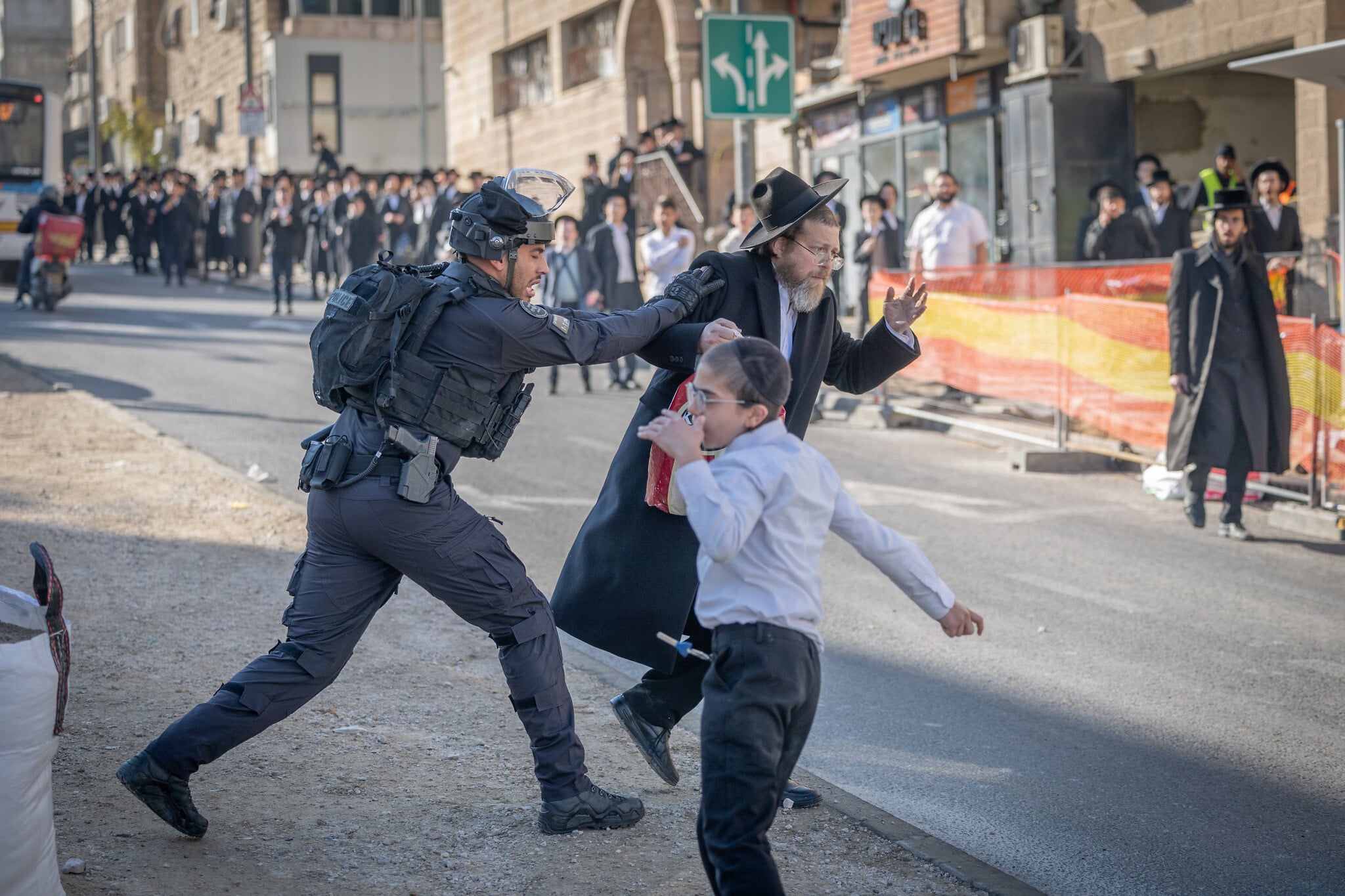 Internal police probe opened into video of riot officer beating ultra ...