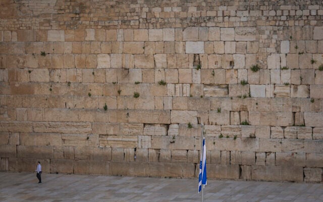 Wartime limits keep most away from Priestly Blessing at Western Wall ...